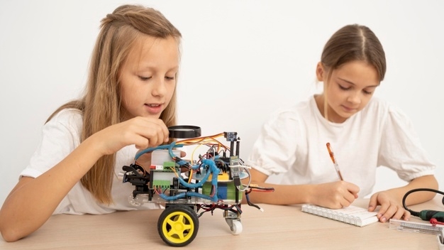 Animation jeunesse : La robotique pour les enfants | Ville-sucy.fr ...